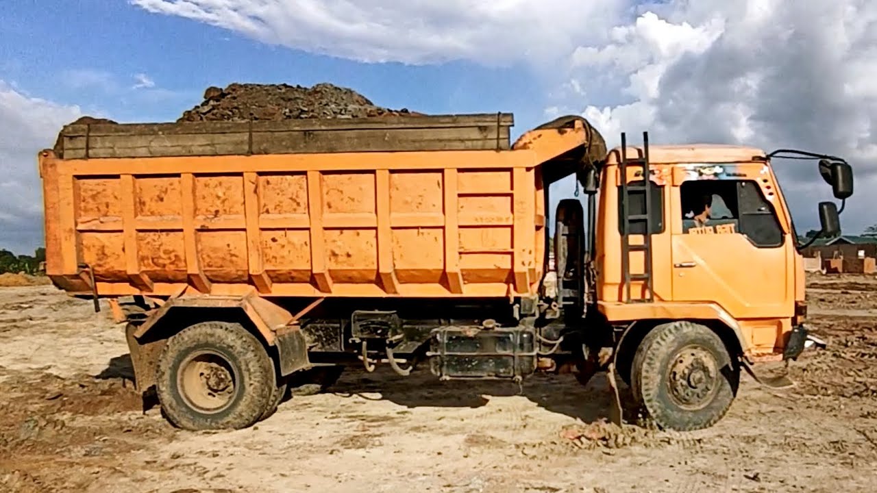 Mobil Dump Truck Jomplang. Truck Fuso Oren Jomplang Muatan Full Bak ...