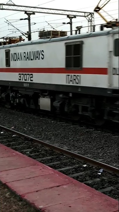 Itarsi WAP 7 Sarnath Express - YouTube