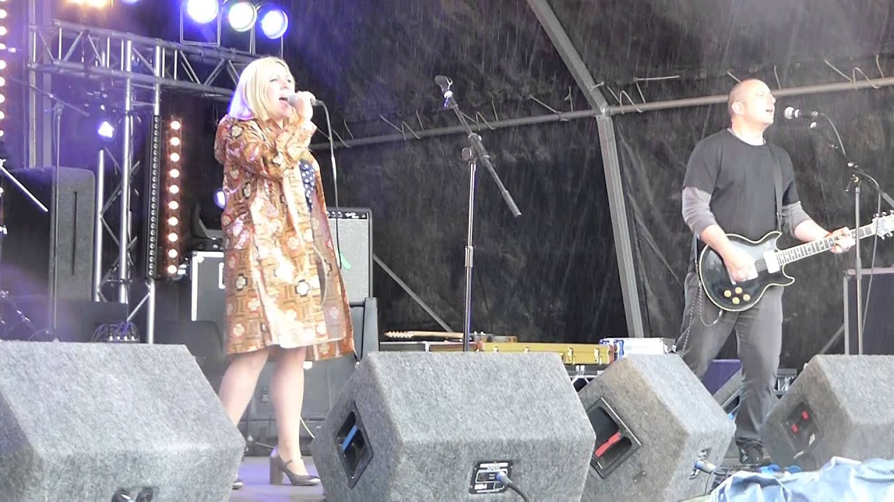 Darling Buds - Sure Thing (live at Indietracks 2015) - YouTube