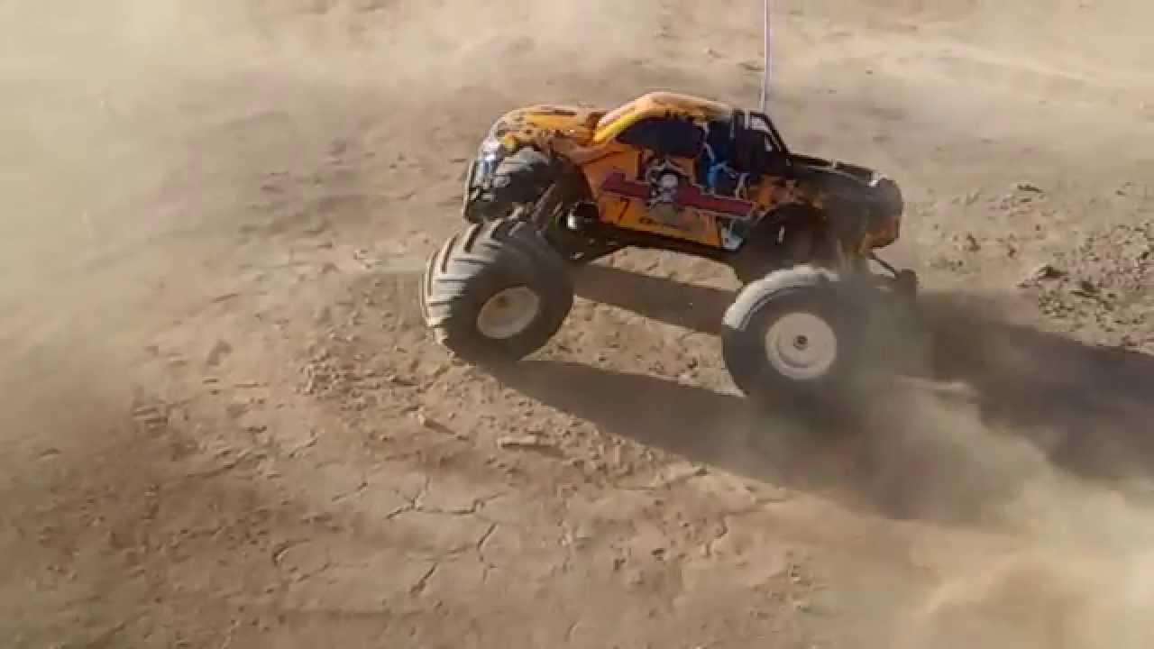 Skullcrusher Quanum RC Monster Truck Slow Motion - YouTube