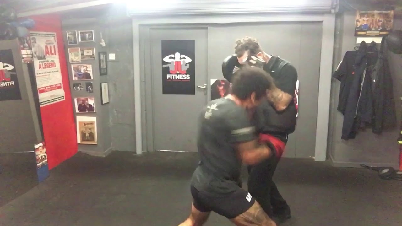 UFC mma fighter Vaughan Lee on the pads/body bag - YouTube