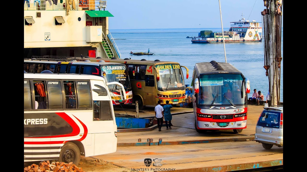 Loading & Unloading in Paturia Ferry Ghat - YouTube