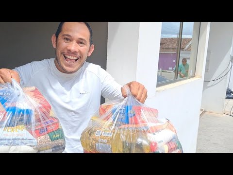 Alessandro Brito está ao vivo na entrega de cestas básicas junto com ...