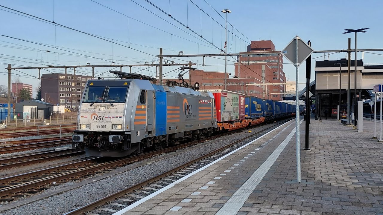 HSL logistik 186 551 met LKW walter trailers vertrekt uit Amersfoort CS ...