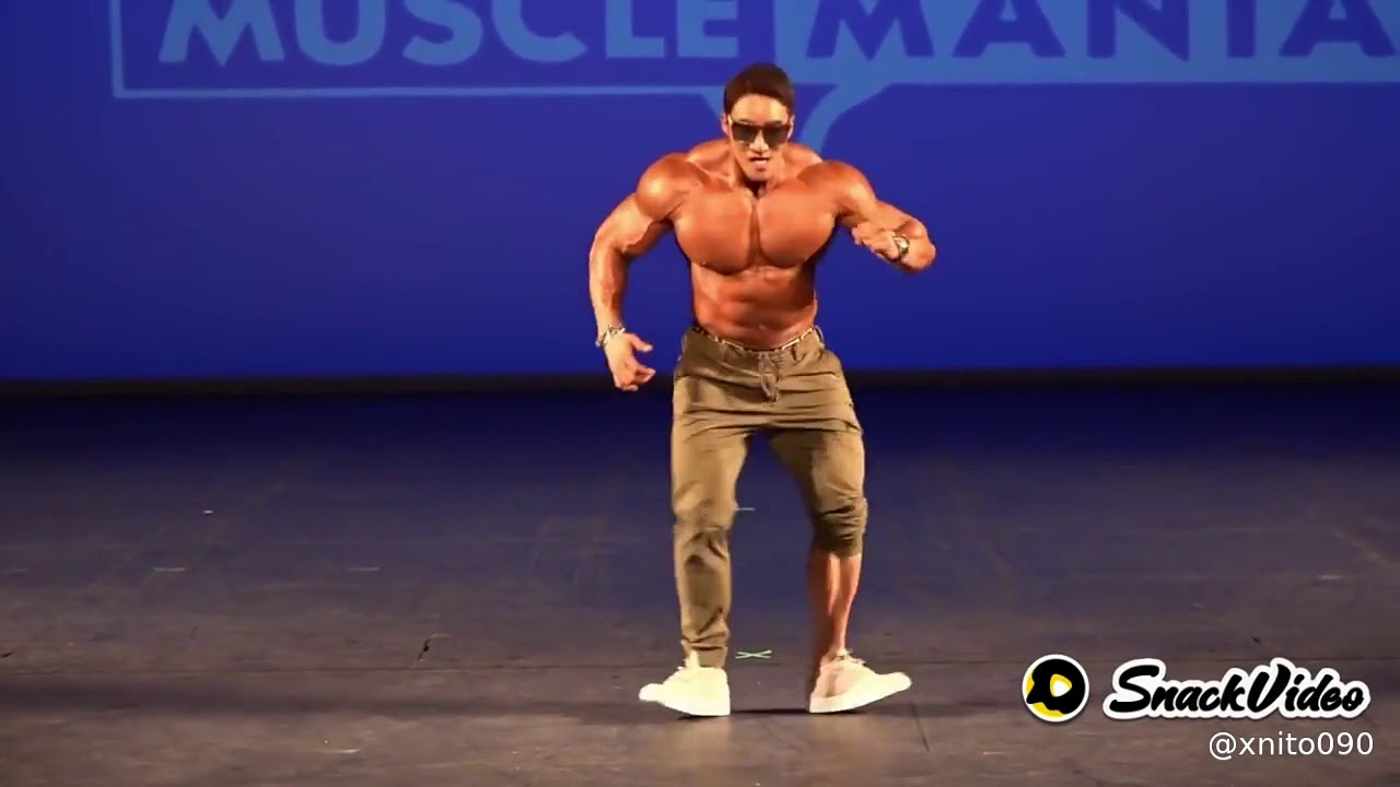 Bodybuilder dancing - YouTube