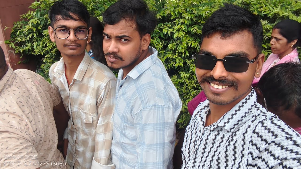 भीड़ का सामना करते हुए Lotus Temple, Lotus Temple Rd Bahapur, Kalkaji ...