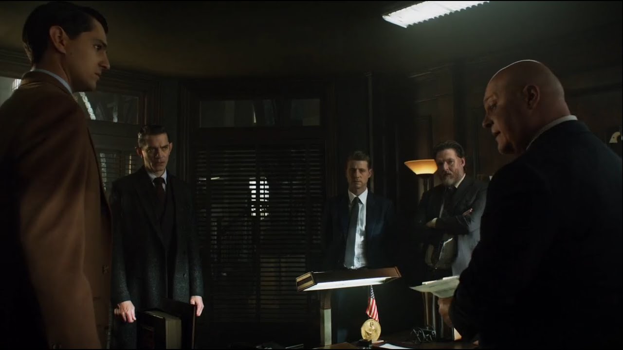 Theo Galavan y Harvey Dent llegan al GCPD para hablar del Pinguino ...