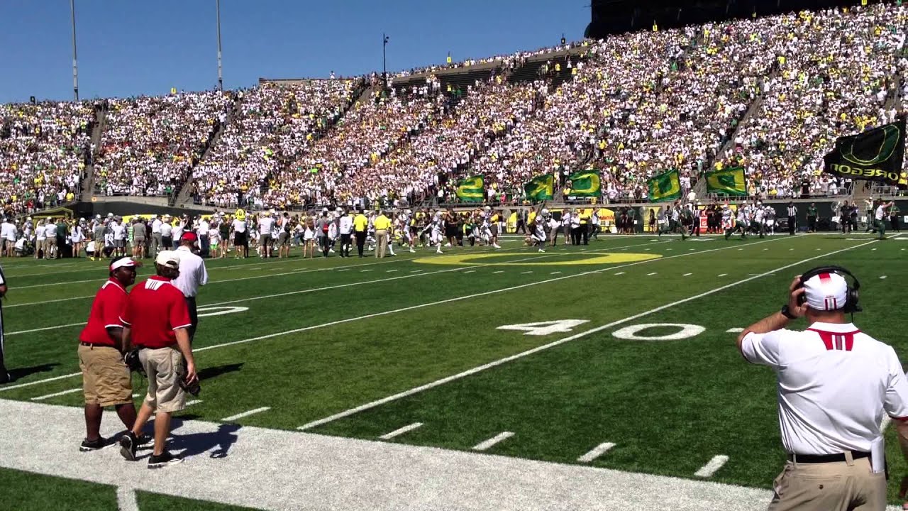 The Oregon Ducks Take the Field - YouTube