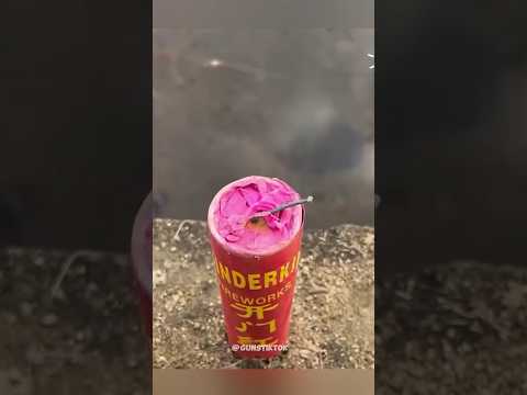 aku menyalakan kembang api besar, dan merekamnya dengan dekat #shorts