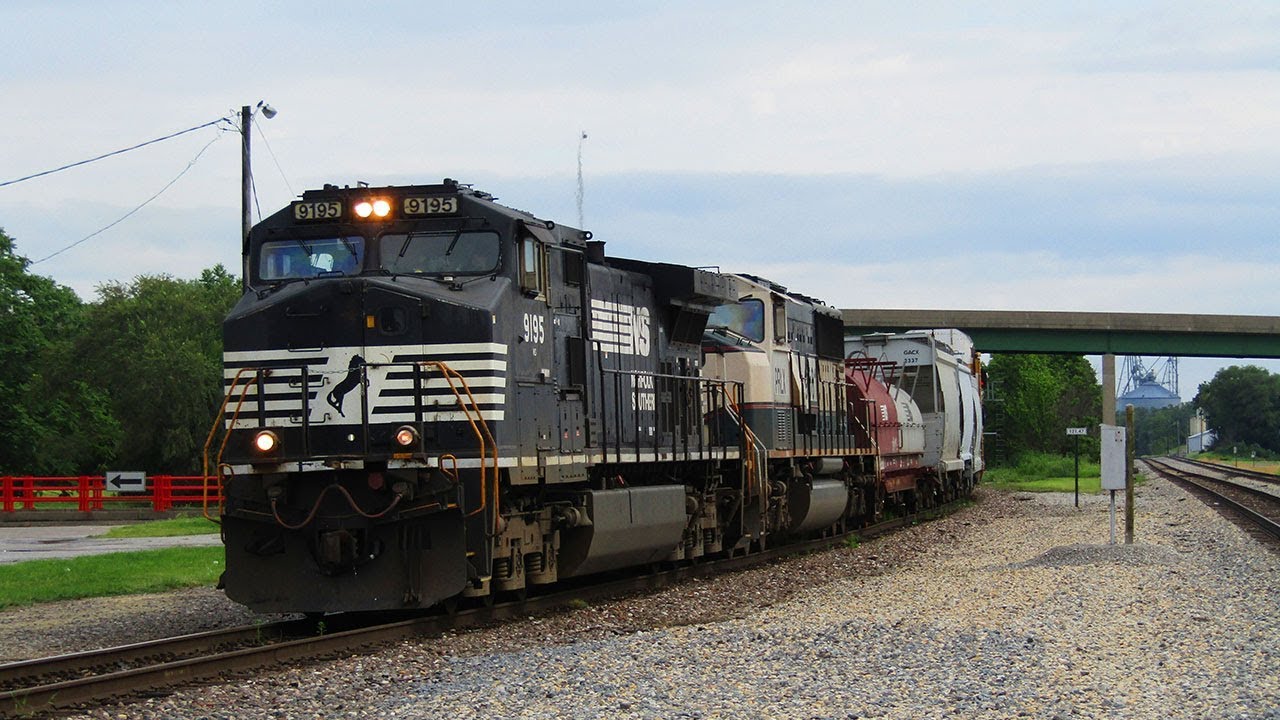 7/15/18 - NS C44-9W 9195 and PRLX SD70MAC 9561 lead NS 167 at Centralia ...