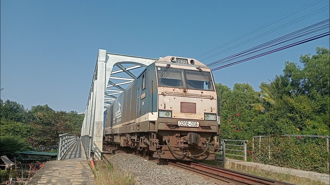 [802] D20E-008 kéo tàu SE25 qua cầu sông Cái | 15:27 - 08/02/2024 - YouTube