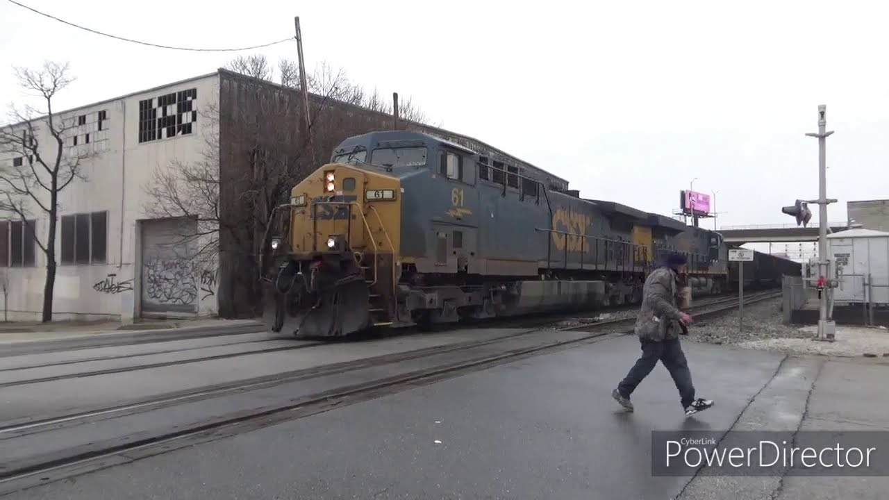 Watch as two people are nearly hit by CSX Empty Coal Train Y301/E732 in ...