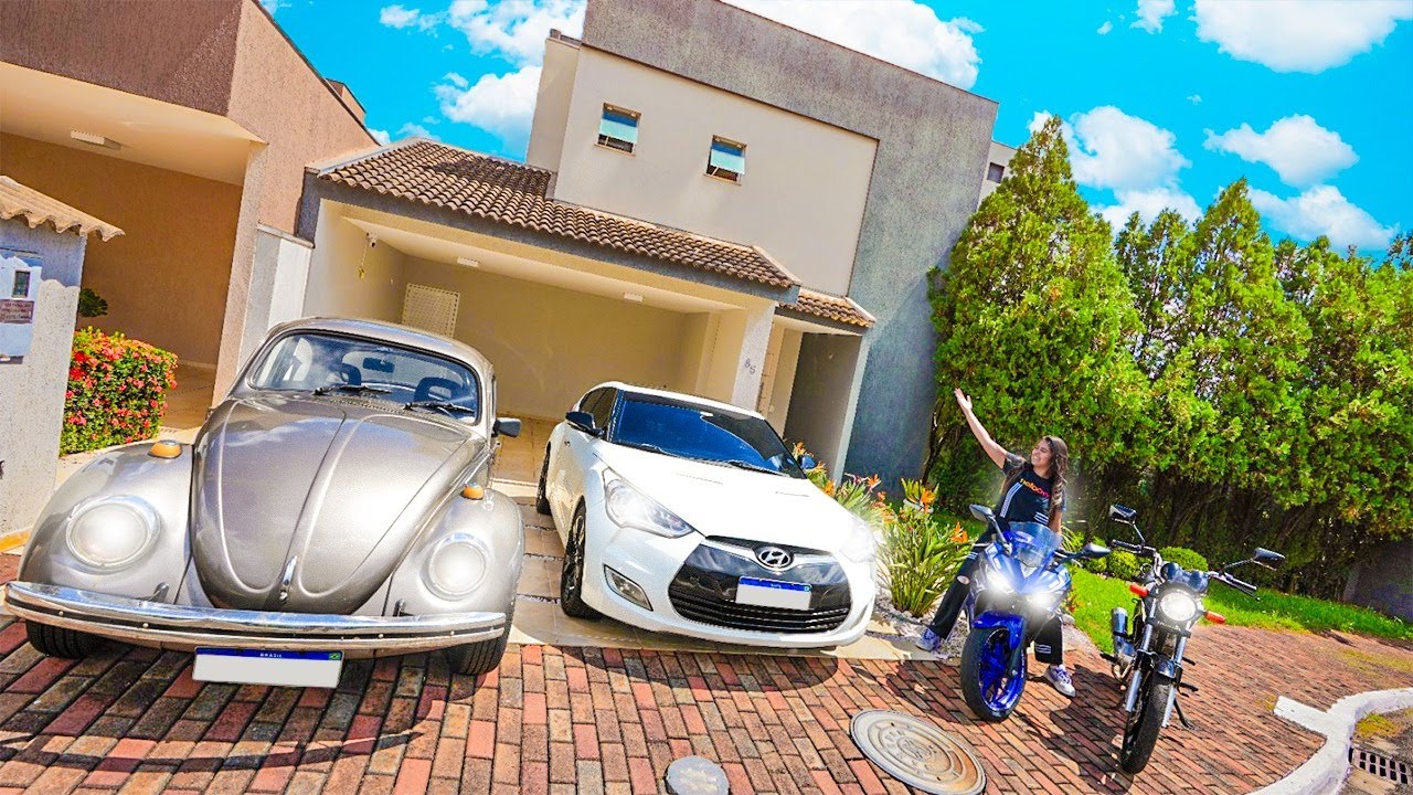 Carros E Casa Atraente Casal Abraçando Perto Novo Carro Branco Casa