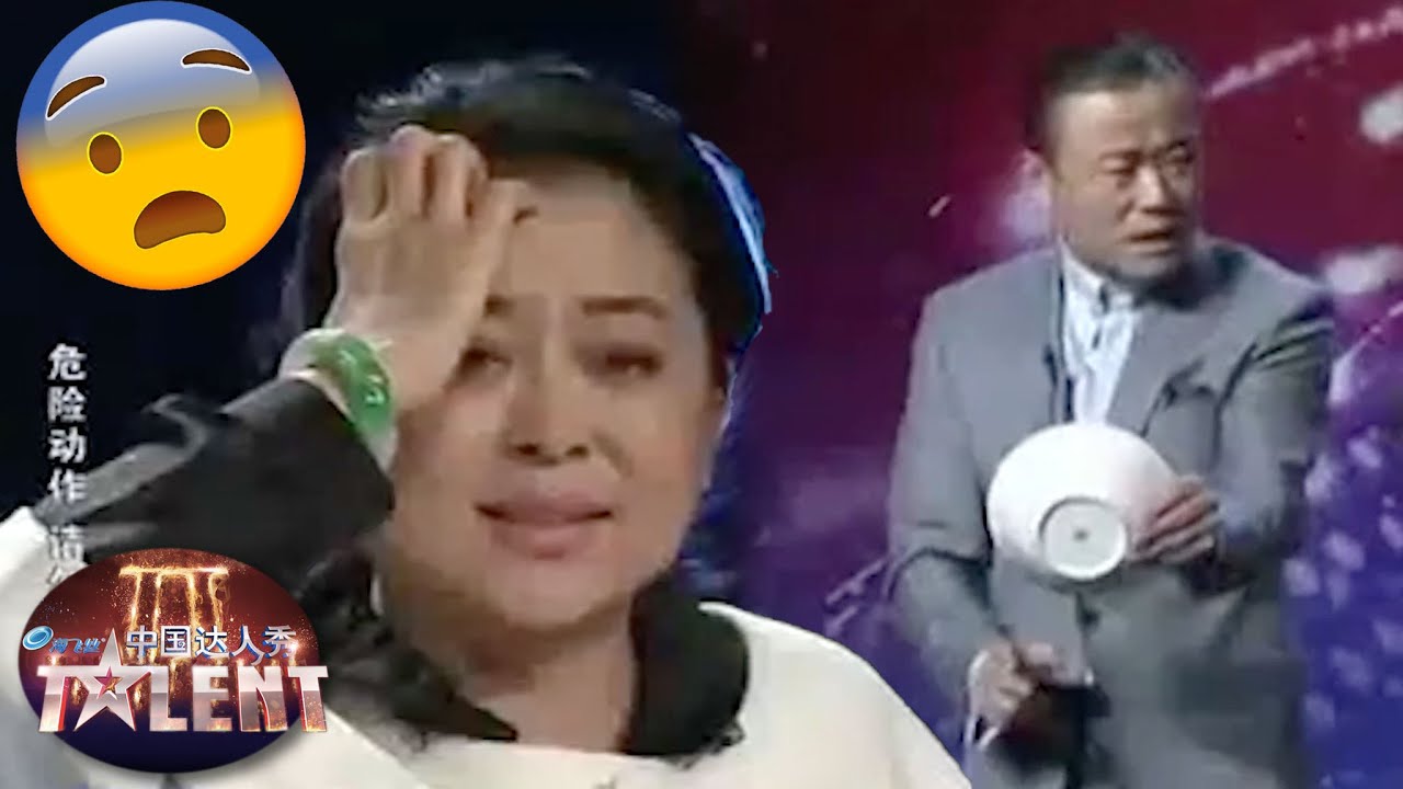 Judge ZHOU LI BO hurts his hand on stage! | China's Got Talent 2011 ...