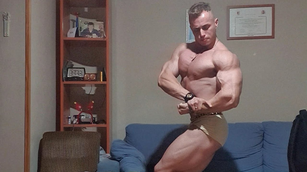 Bodybuilder Robert Stan Flexing home summer shape - YouTube