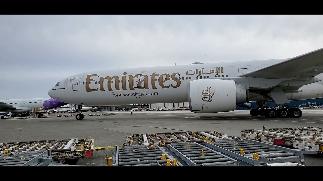 Emirates Airlines Boeing 777-300ER taxiing into S16 Seattle Tacoma ...