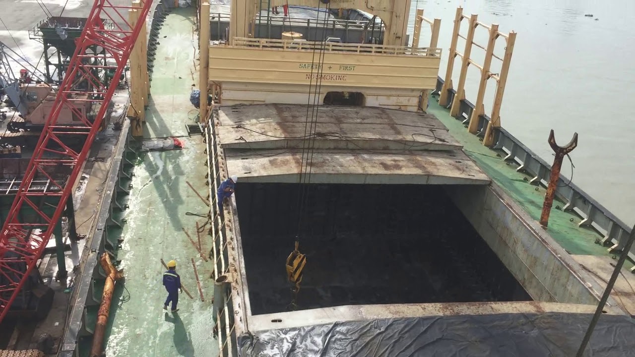 How are Cargo Loaded in port? | Cargo Operations on Cargo Ship - YouTube