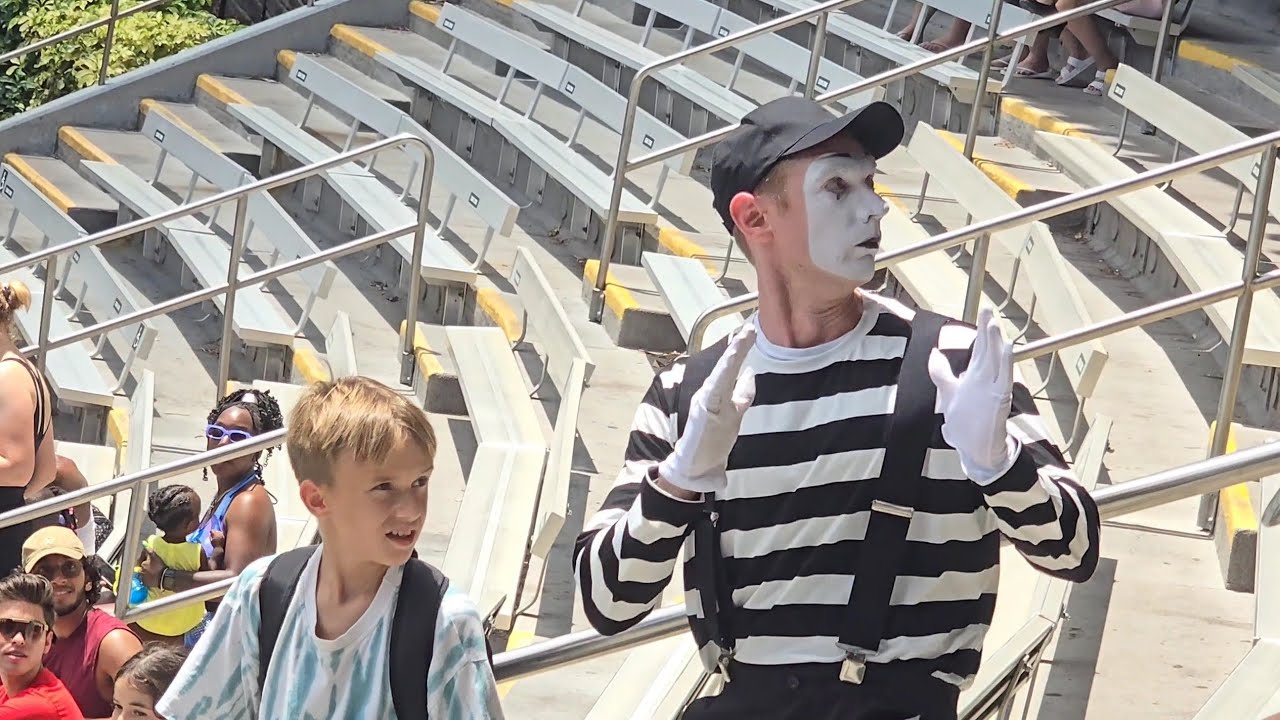 Seaworld Mime Strikes! - YouTube