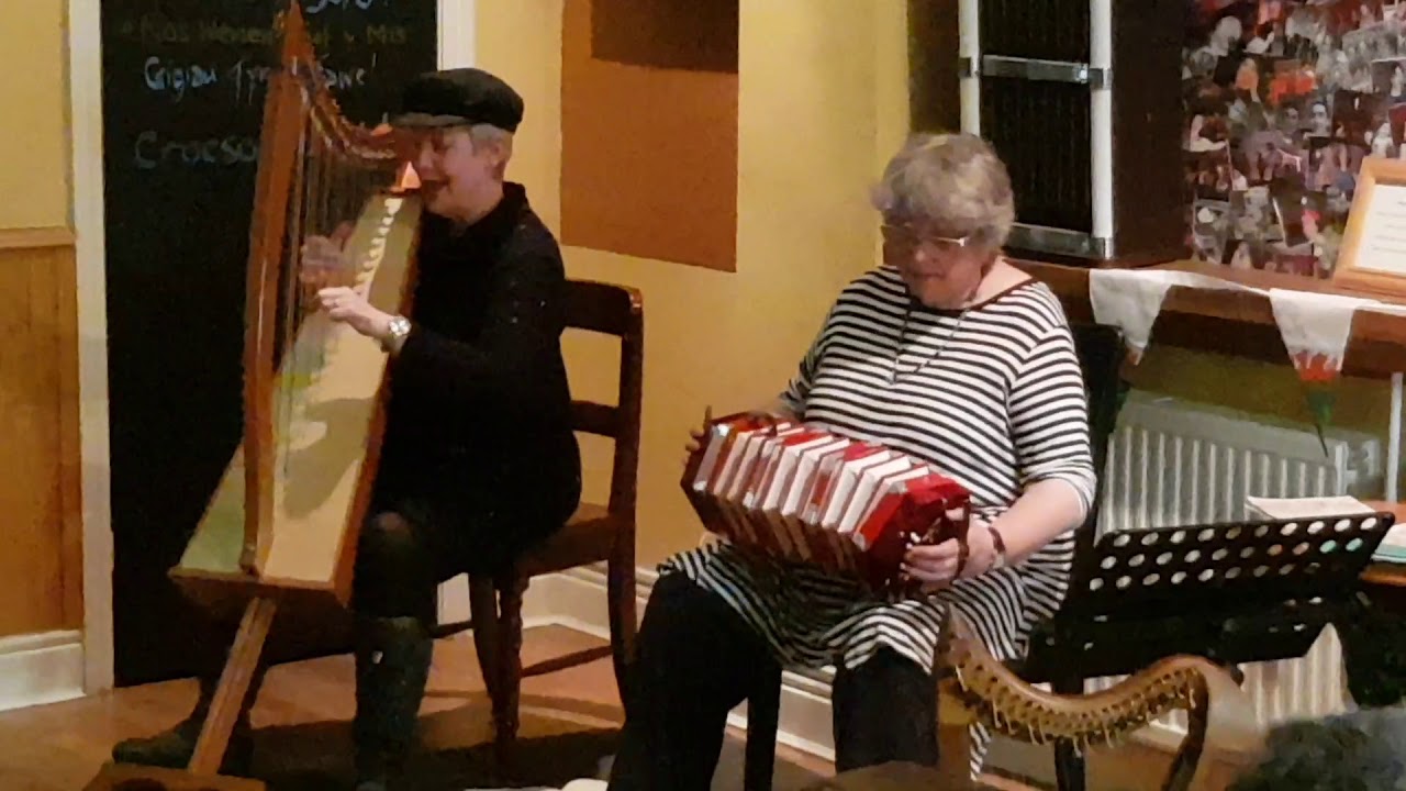 Sioned Webb a Mair Tomos Ifans - Gwydr Glas - Tŷ Tawe, Abertawe Ebrill ...