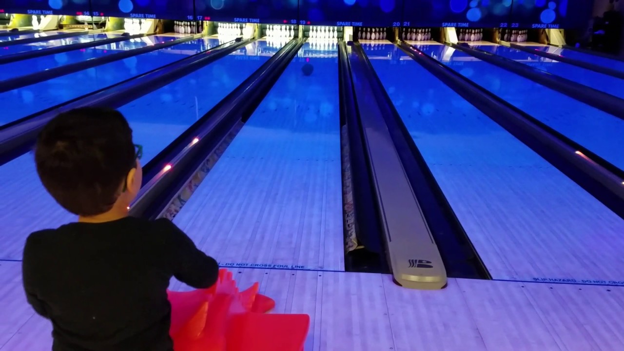 Alex bowling at Spare Time - YouTube