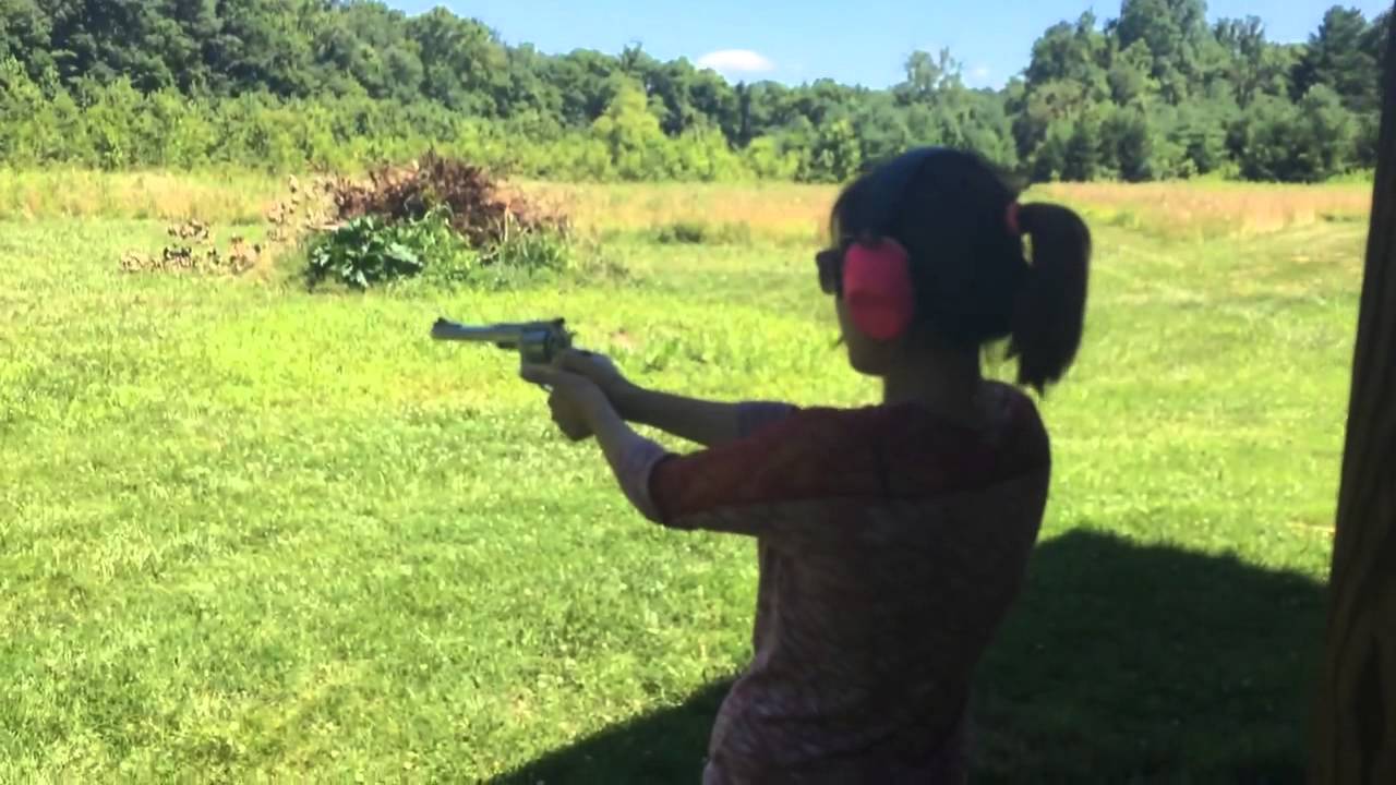 Katrina shooting Ruger Super Red Hawk 44 mag - YouTube