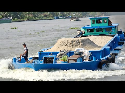 Thuyền Chở Cát Vượt Tải Tăng Tốc Ngược Dòng Qua Cống Cực Kịch Tính
