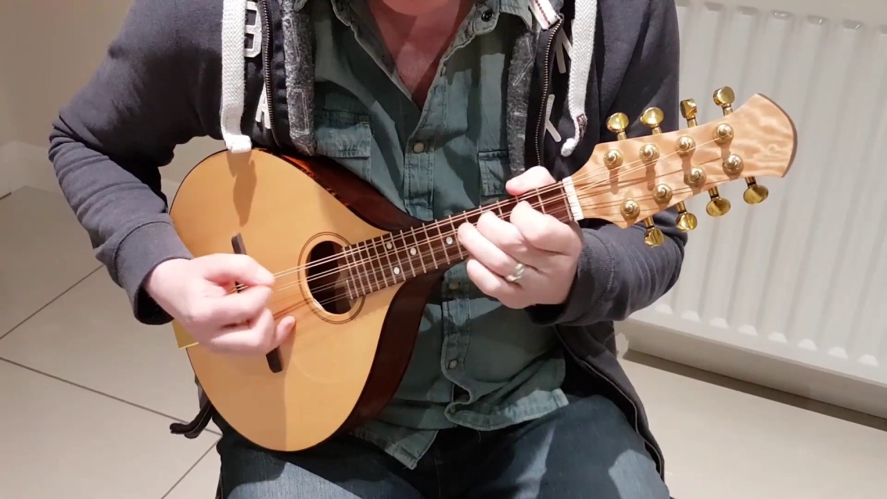 Stevie Dunne testing out a Siveen large body mandolin - YouTube