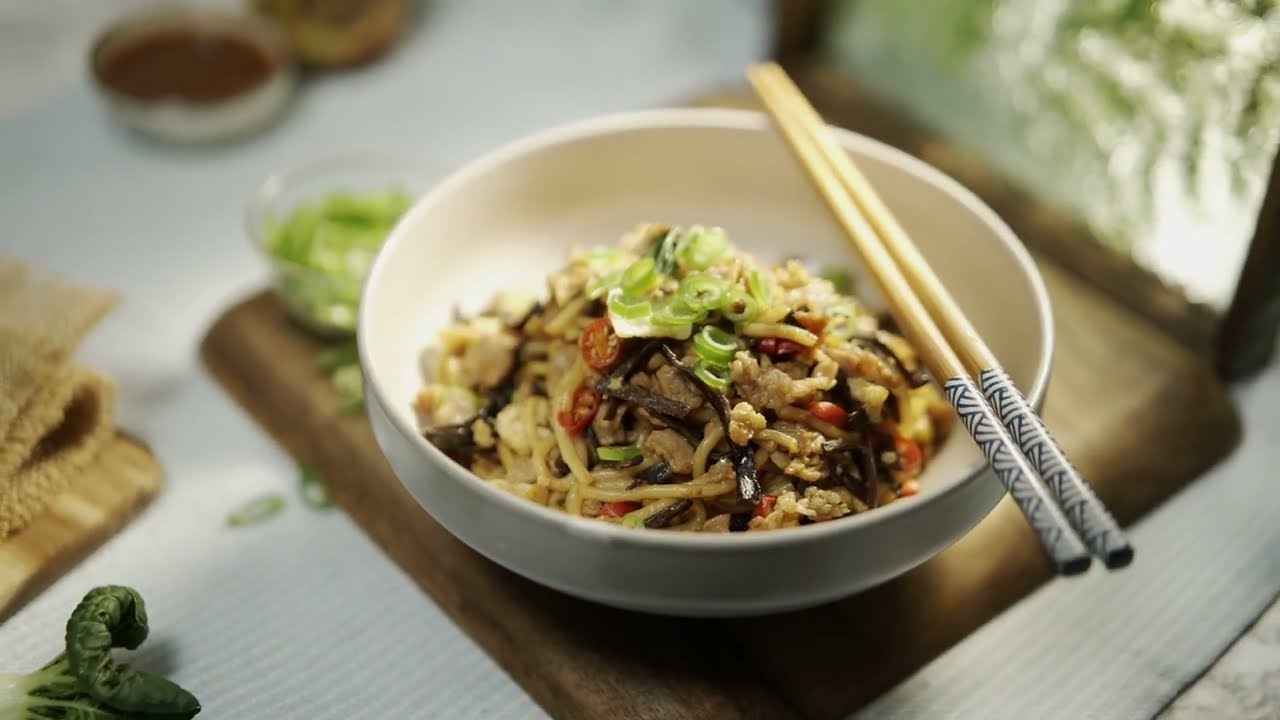 GO Noodle House - Fried Mi Xian - YouTube