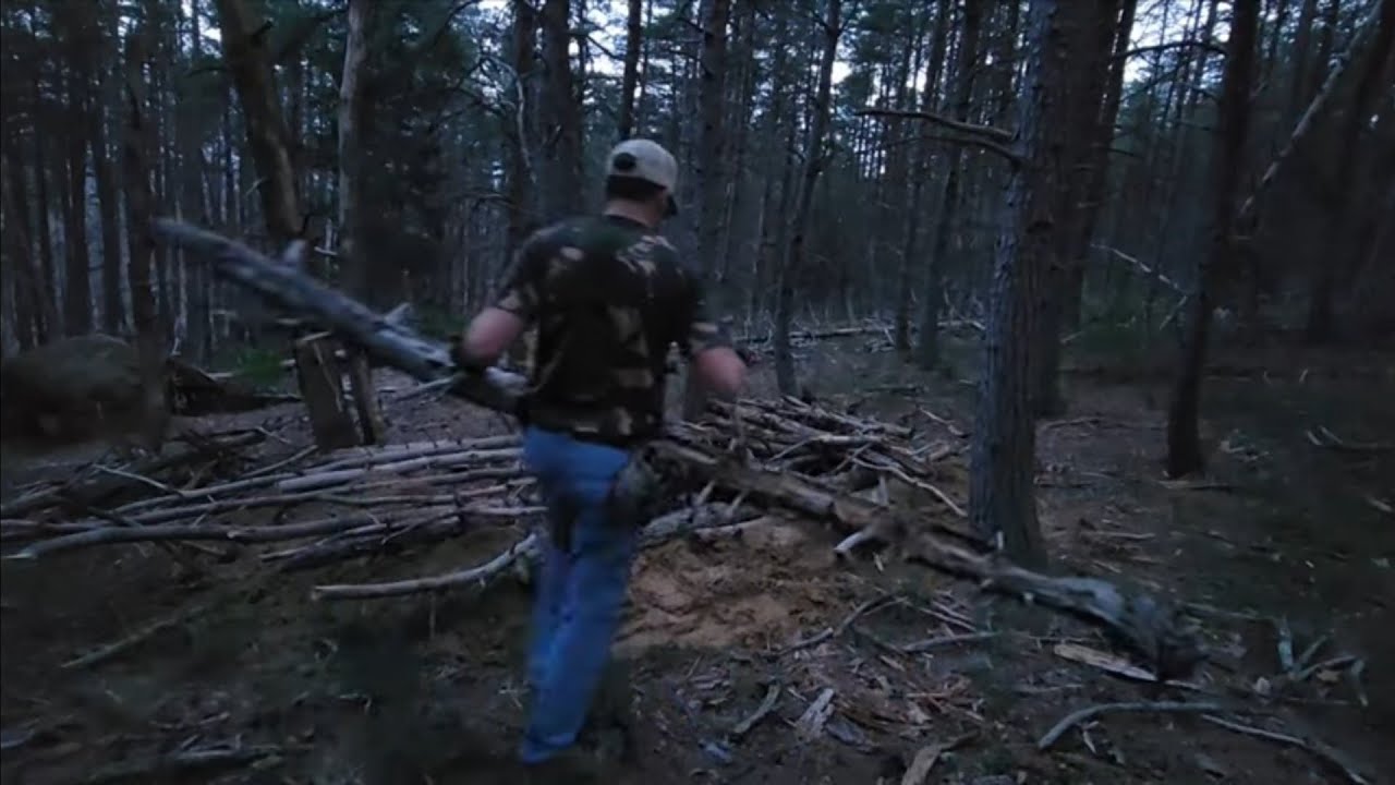 Solo offgrid dugout camping shelter log laying Part 4. Bushcraft ...