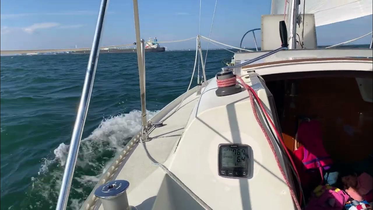 Ericson 25 CB hits 6.4 knots reaching - YouTube