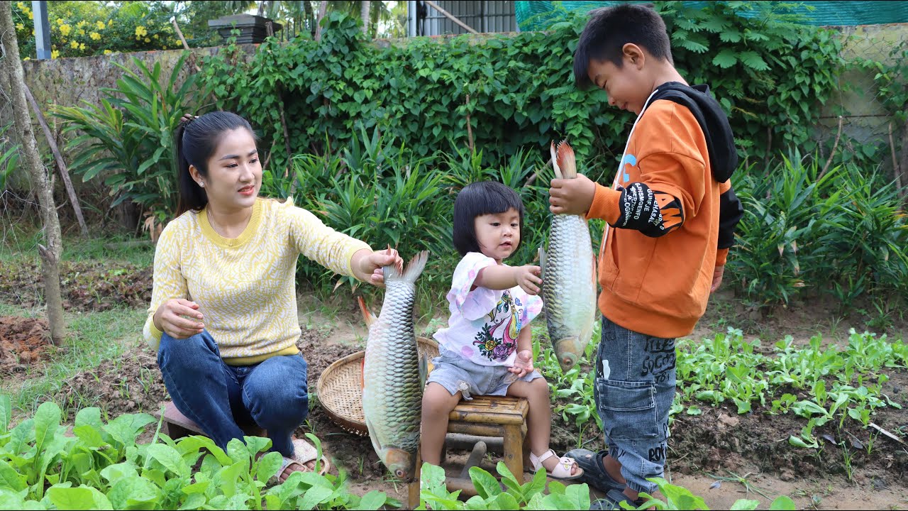 Cute girl Siv chhee touch fish the first time, She is very happy ...