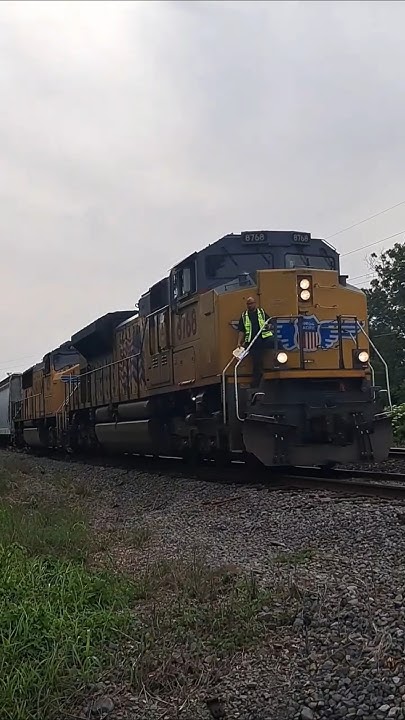 Friendly Crew/EMD/Duo! UP #8768 leads a happy/long EB UP M-LKLI14 out of Lake Charles, La ...