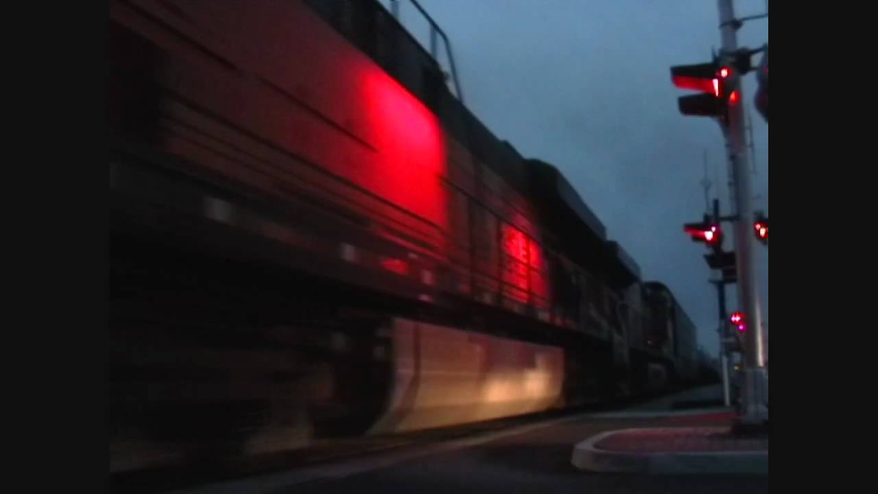 BNSF 7750 North on the DAYGO Meets Amtrak 582 with F59PHI 458 - YouTube
