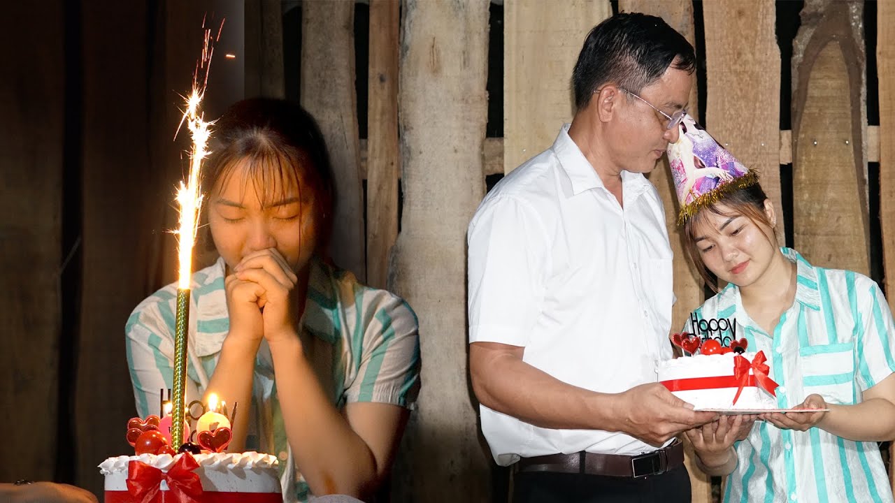 CEO Hung and Lisa: CEO Hung gave Lisa a surprise. Lisa was happy. CEO ...