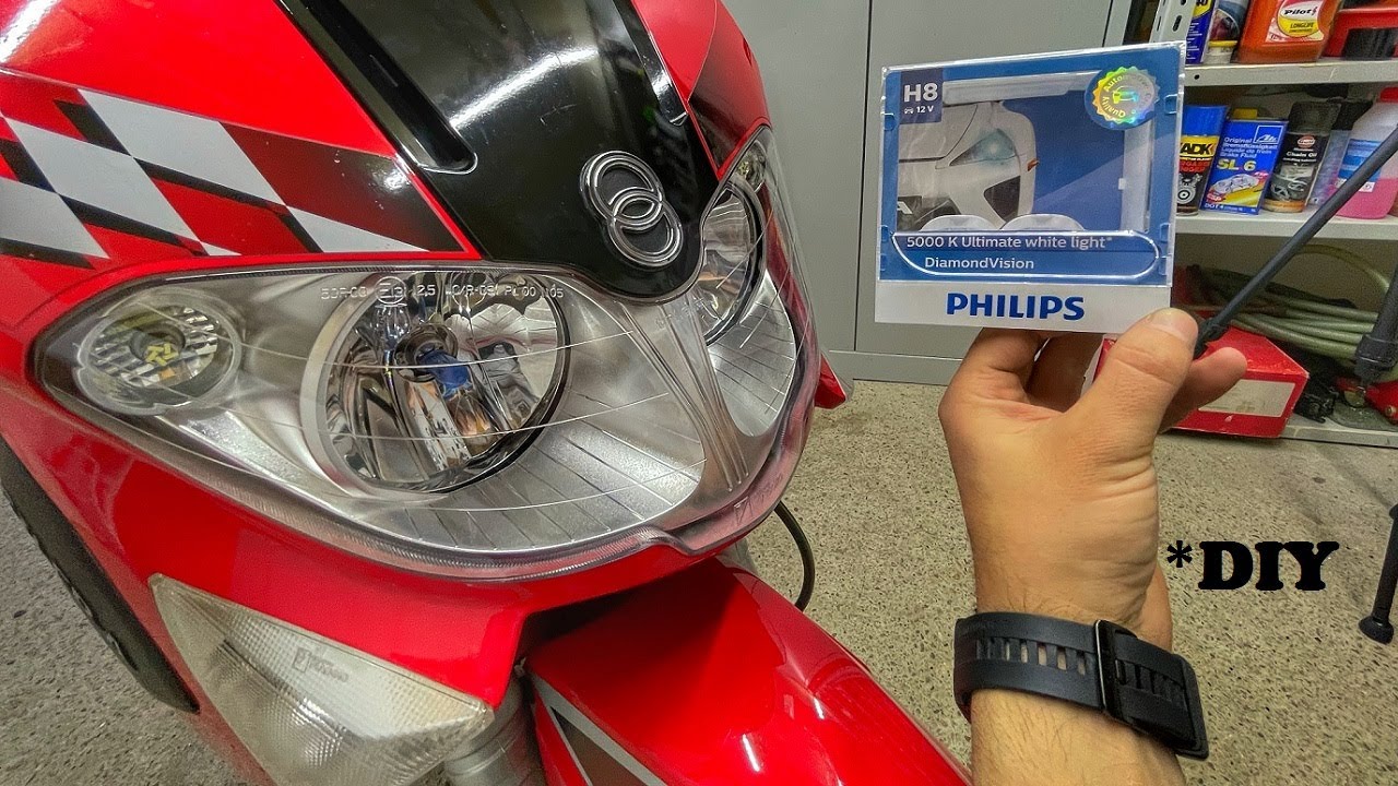 DIY | Gilera Runner VXR - How to change light bulbs (Philips) - YouTube