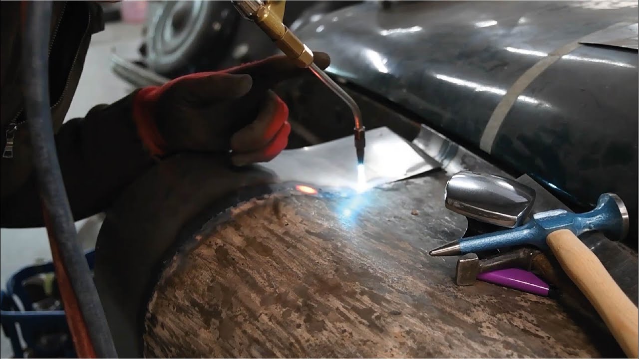 Autogenous weld with gas on Jaguar XK120. Soudure autogène au chalumeau ...