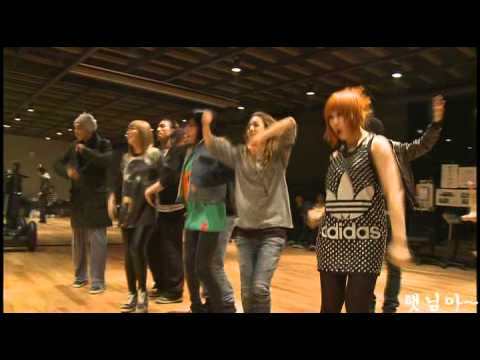 Big Bang & 2NE1 rehearsing \