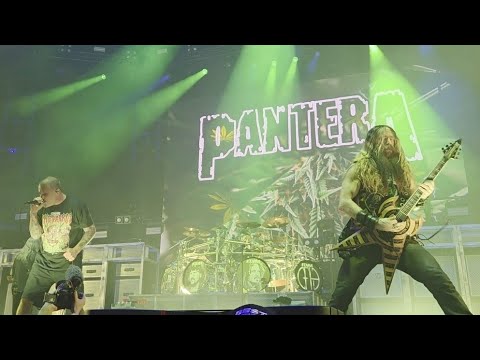 Pantera FRONT RAIL "Goddamn Electric" @ The Target Center in ...