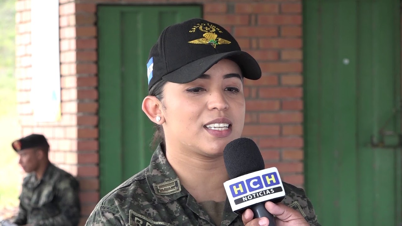 La teniente Génesis Reyes confirma que si va a lanzarse en paracaídas ...