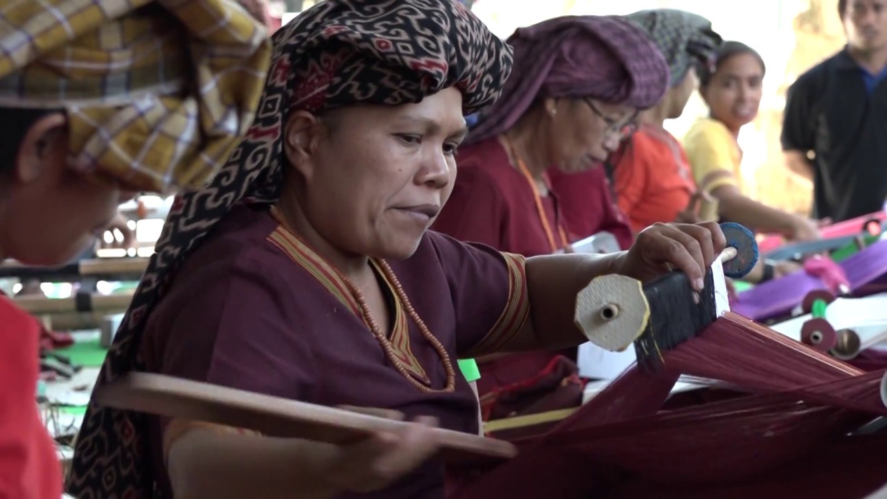 TORAYA MAELO - BEGINI CARA TENUN KAIN TORAJA - YouTube