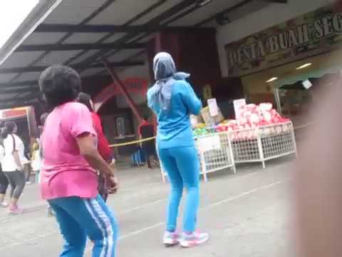 Senam aerobik ibu - ibu pulau gebang