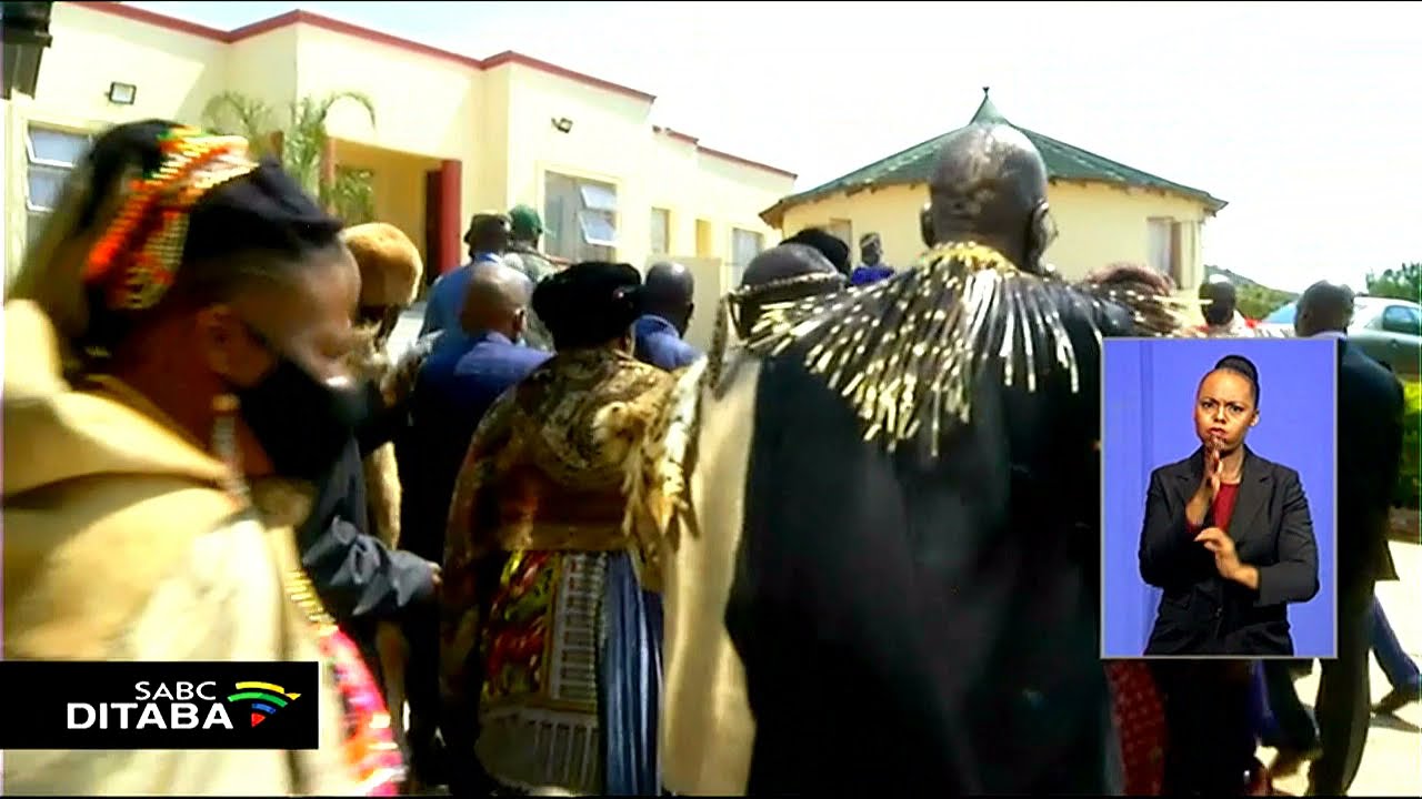 Mofumahadi Manyaku Thulare o tla tshwara mokobobo setulong sa borena ...