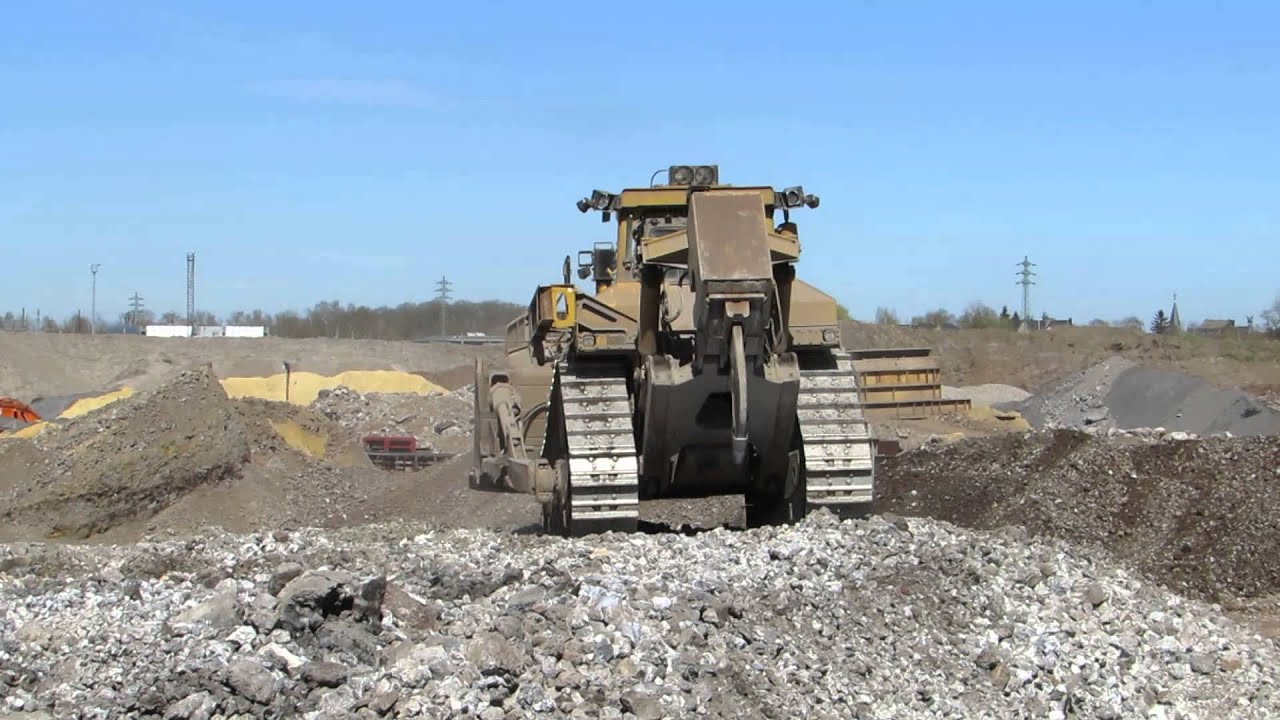 Caterpillar D11T ripping and pushing - YouTube