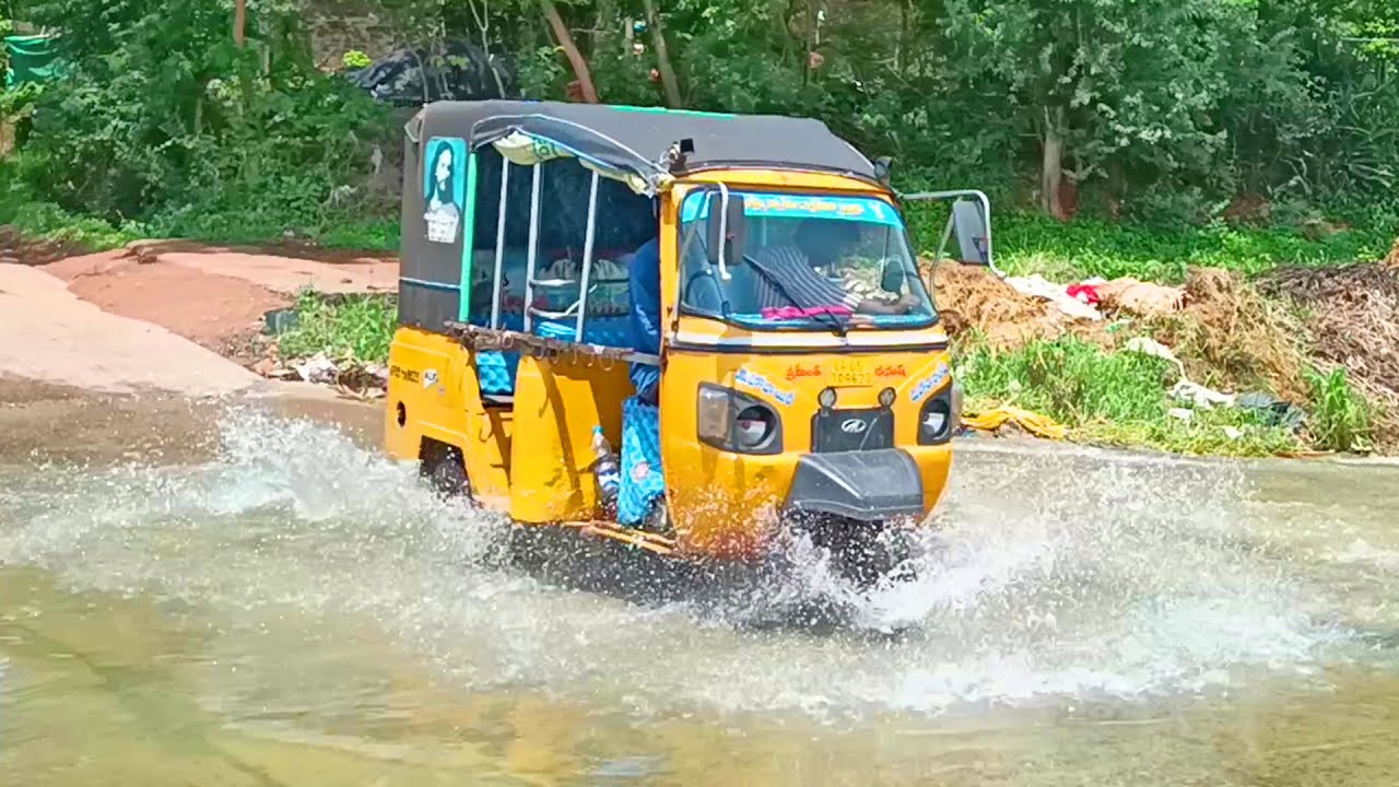 EXTREME Auto video : PIAGGIO APE Autorickshaw driving in Flood water ...