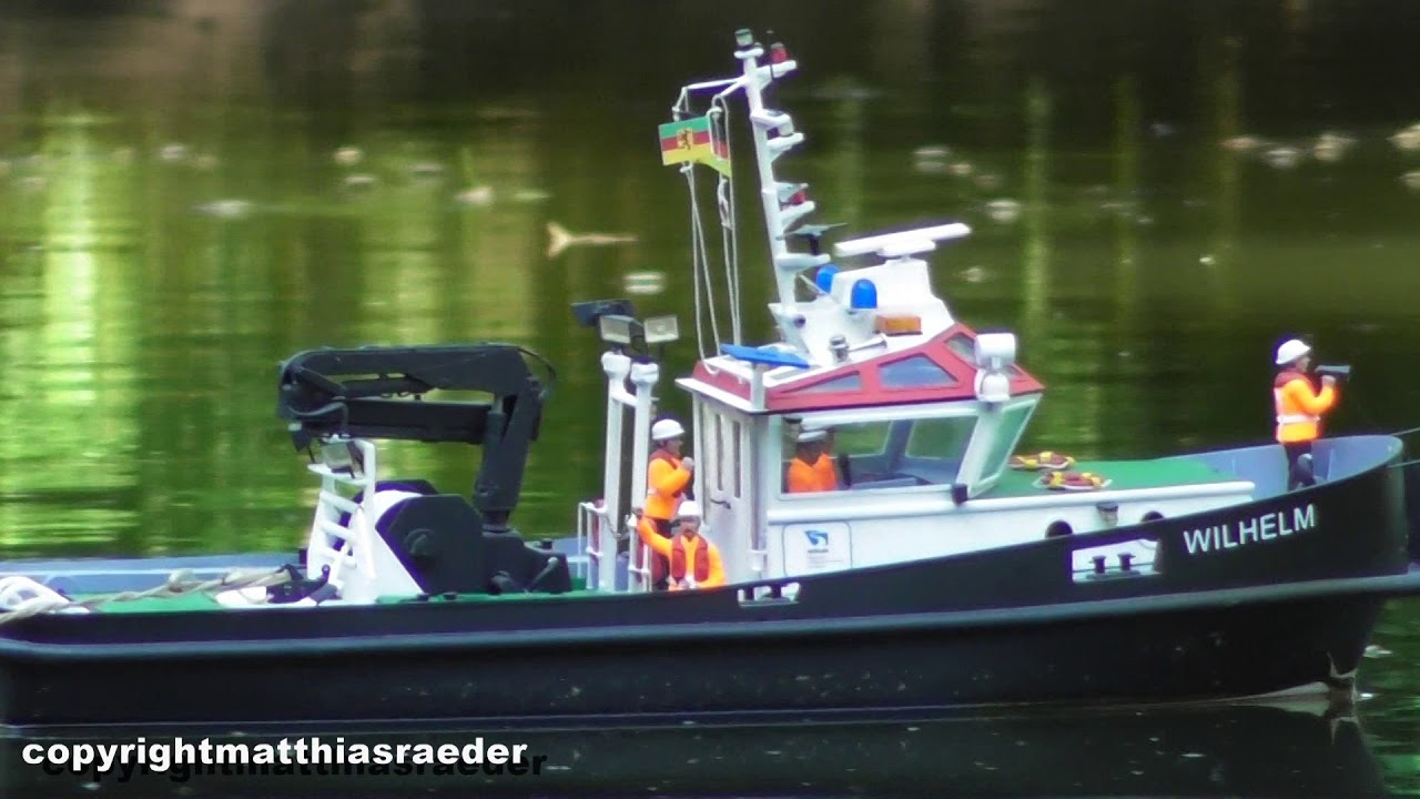 RC model boat Wilhelm pulls leash across the lake to clean. - YouTube