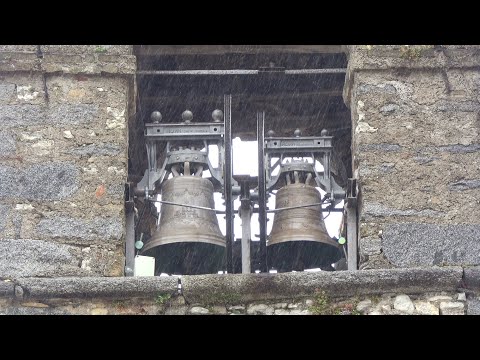 Tignale kilisesinde vaftiz için çan çalınması