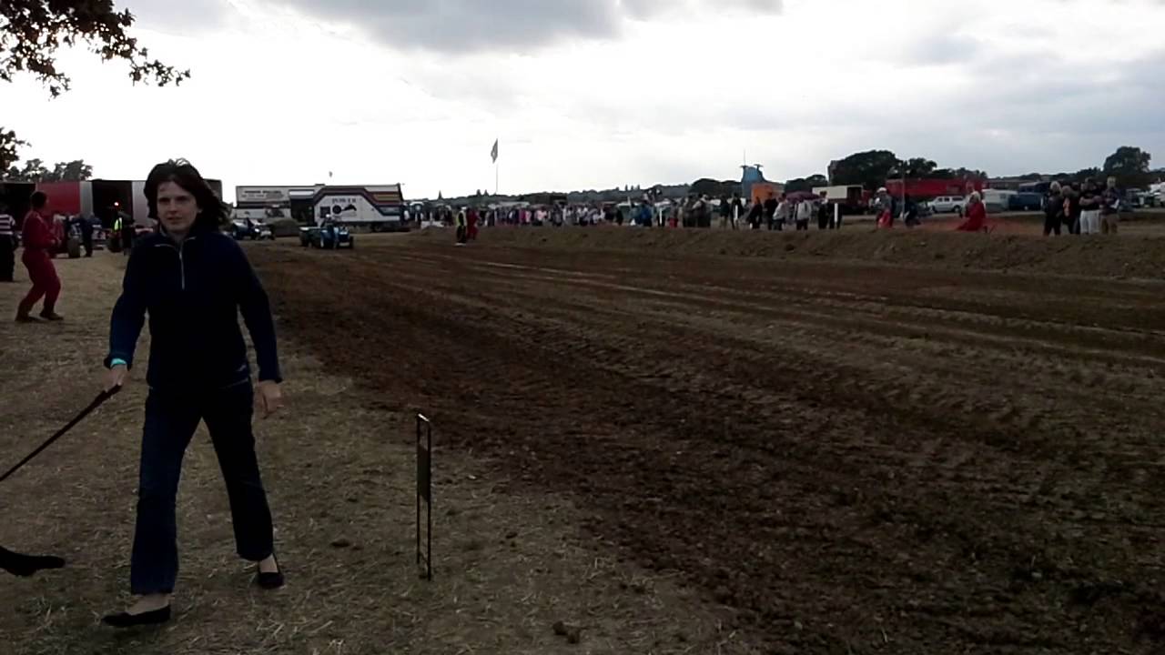 Stampede at essex tractor pull - YouTube