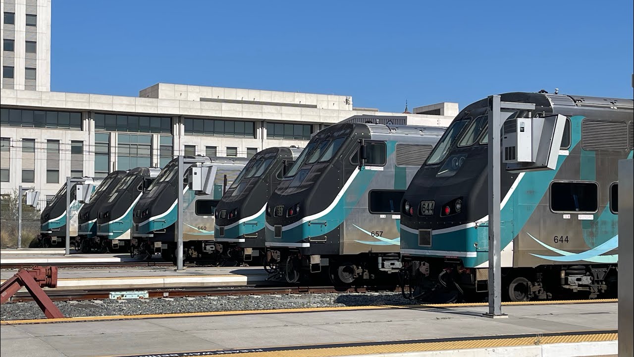 Metrolink 889 at L.A Union Station - YouTube
