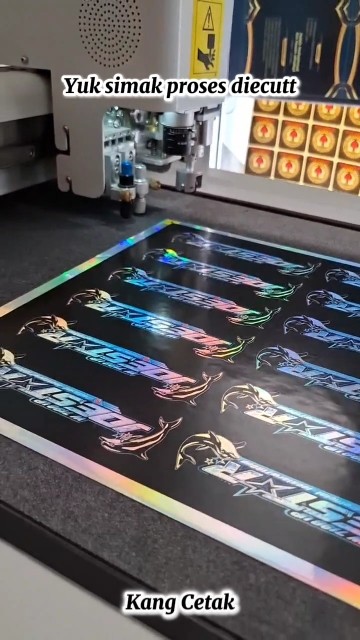 Proses finishing diecutt sticker hologram 💯🔥 #printing #stcikerhologram ...