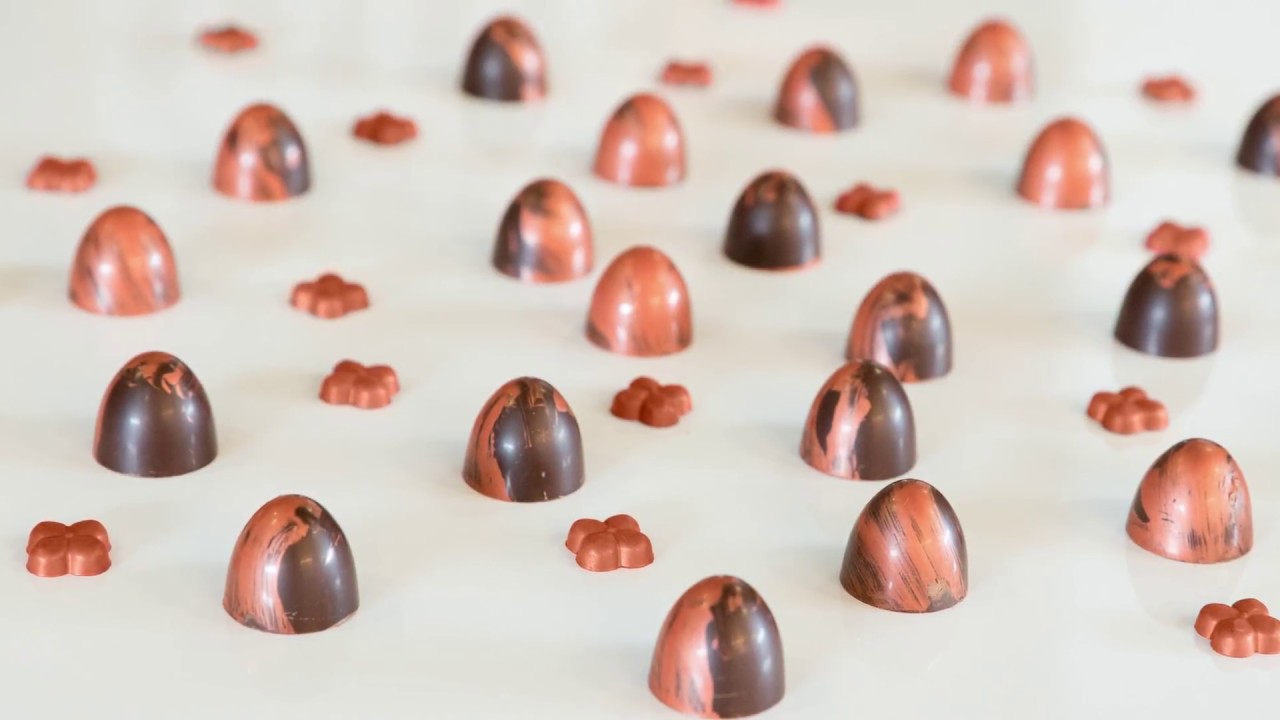 How to finish chocolates with sparkling colors: dipping - YouTube